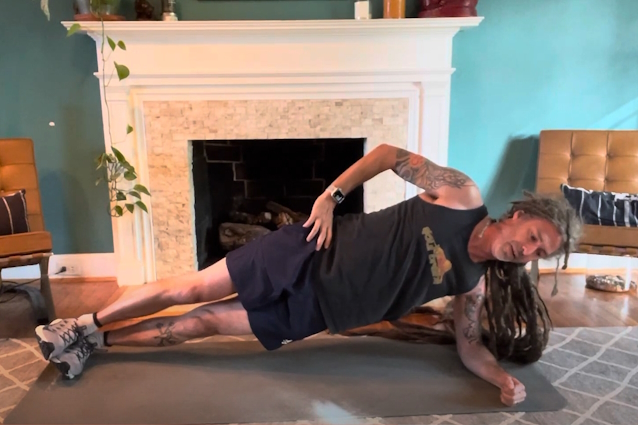 Shadows Fall🇺🇸のBrian Fair が YouTubeで筋トレを解説する動画シリーズ「Metal Hippy Workout ...